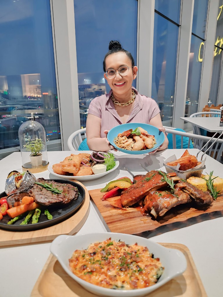 บรรยากาศสุดชิลล์ยามค่ำคืนที่ The Sky 32 Rooftop,Grande Centre Point ...
